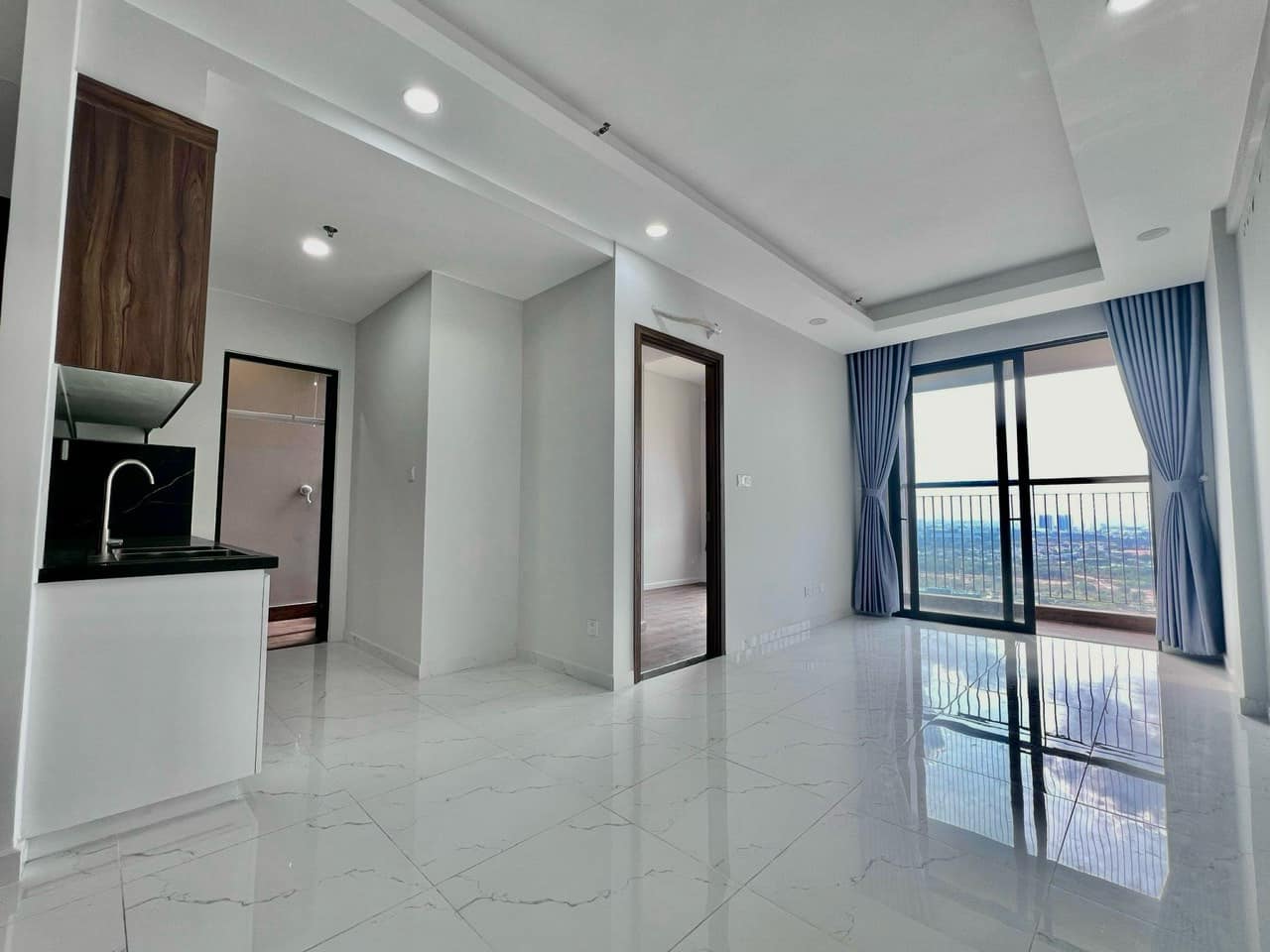 Bán căn hộ 2PN 2WC có ban công view hồ bơi 1,950 tỷ T10/2025